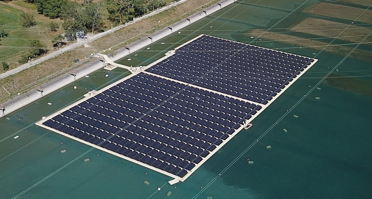 A floating photovoltaic plant to power greenhouses