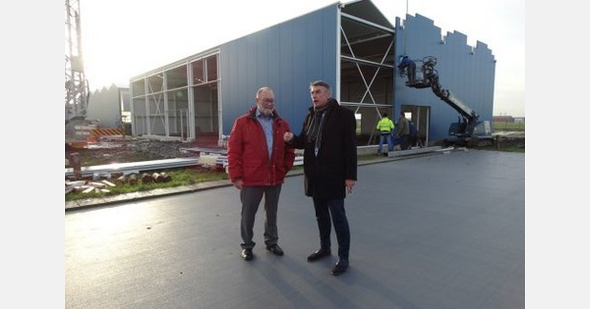 Councilor takes a look in the vertical farm at the WUR