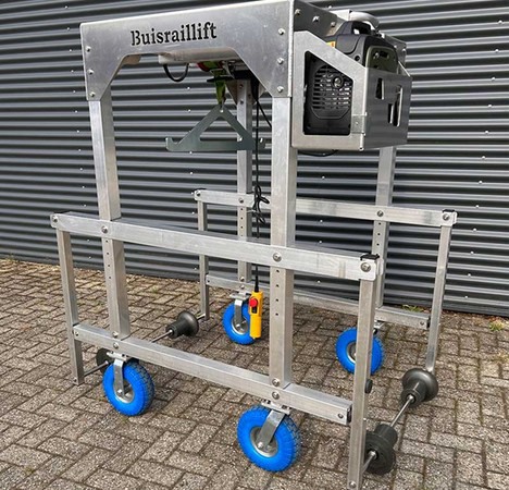 Tube rail lift lifts heating pipes for growers