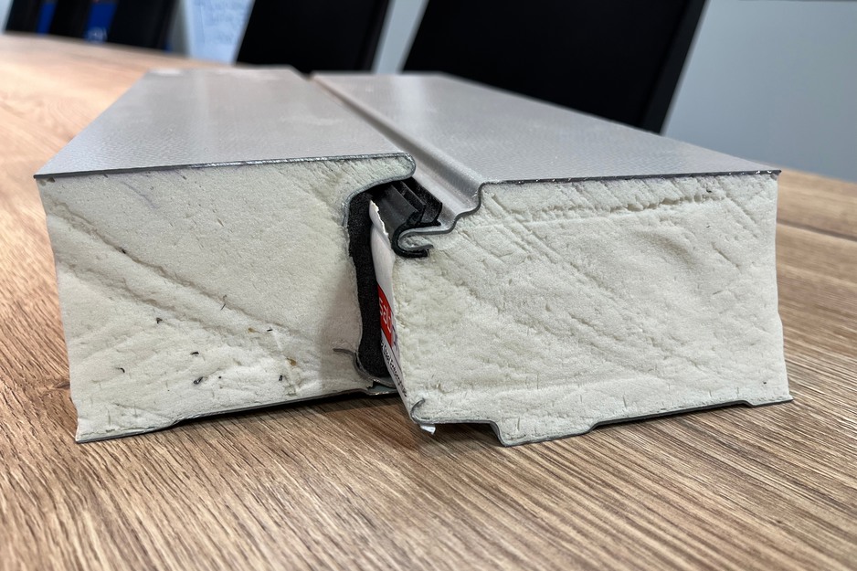 Sandwich panels with waterproof coupling