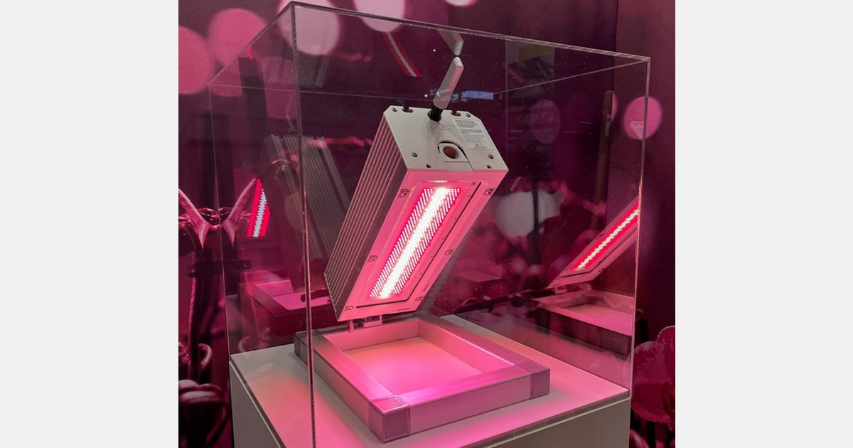 Water-cooled LED fixtures achieve an output of 4730 μmol/s