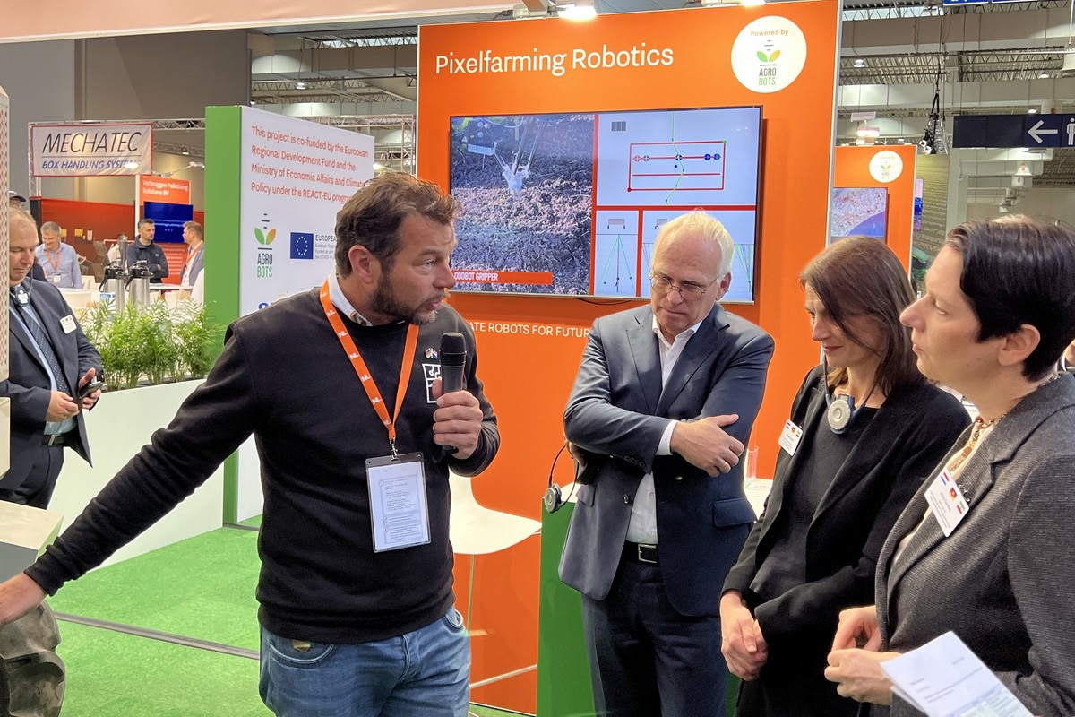 Robots, vertical farms, algae and aquaponics shown at new German platform